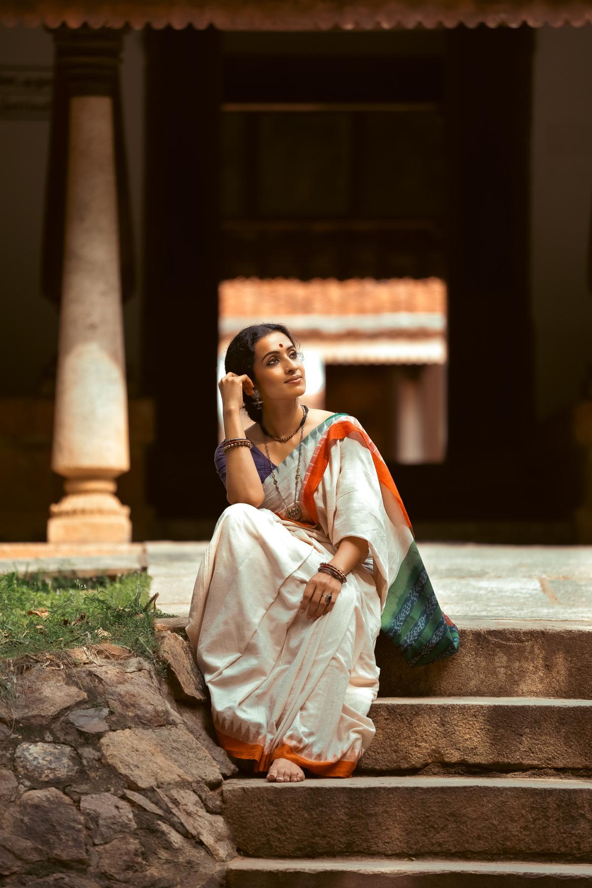 Divya Nayar’s ‘Meenātchi’ brings temple sculptures to life with the goddess’s story - The Hindu